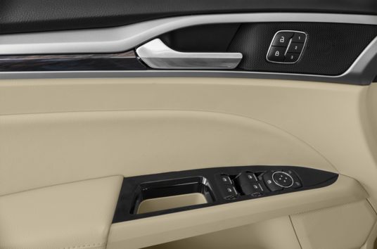 2016 Ford Fusion Energi Pictures