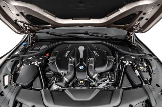 2017 BMW 750 Pictures