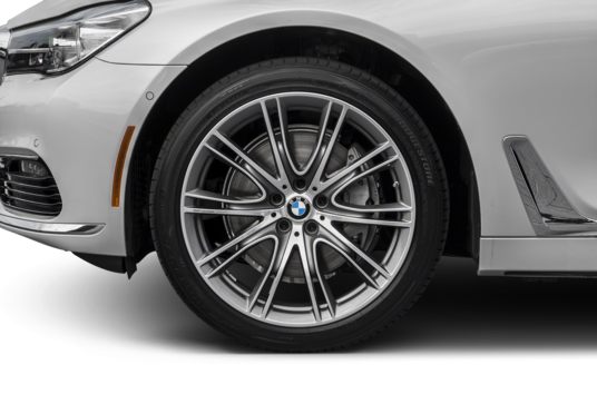 2017 BMW 740 Pictures
